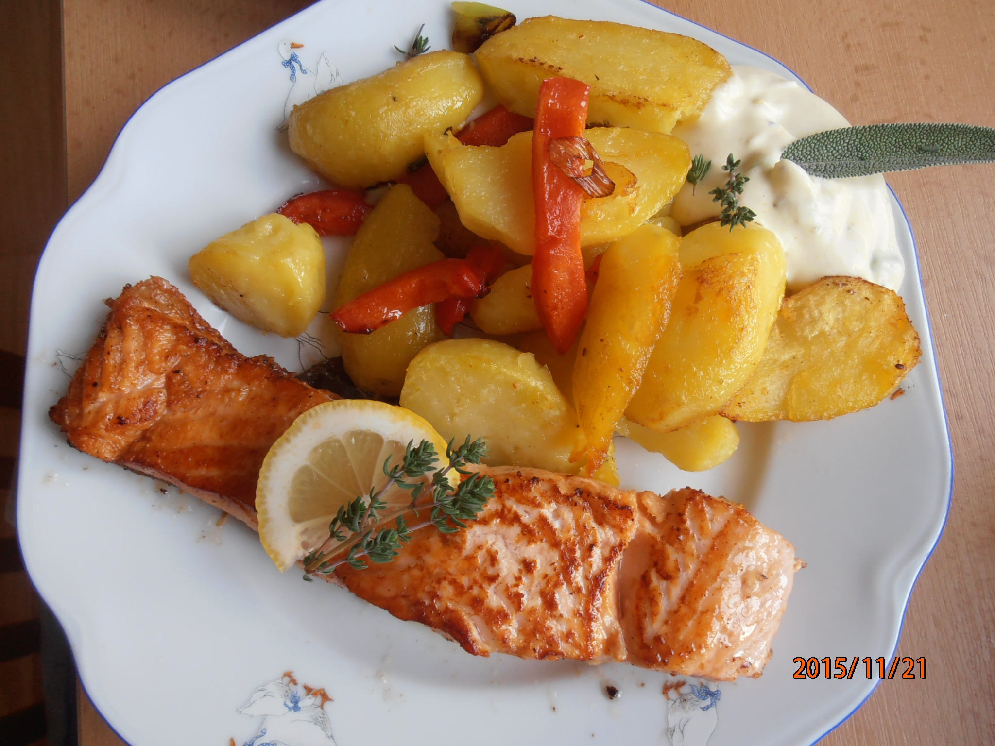 Recept: Losos na másle s opečeným bramborem s cibulkou a paprikou